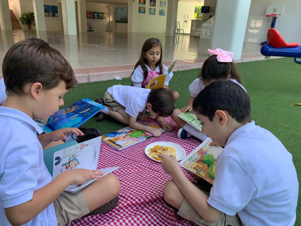 Kinder se divierte en Español